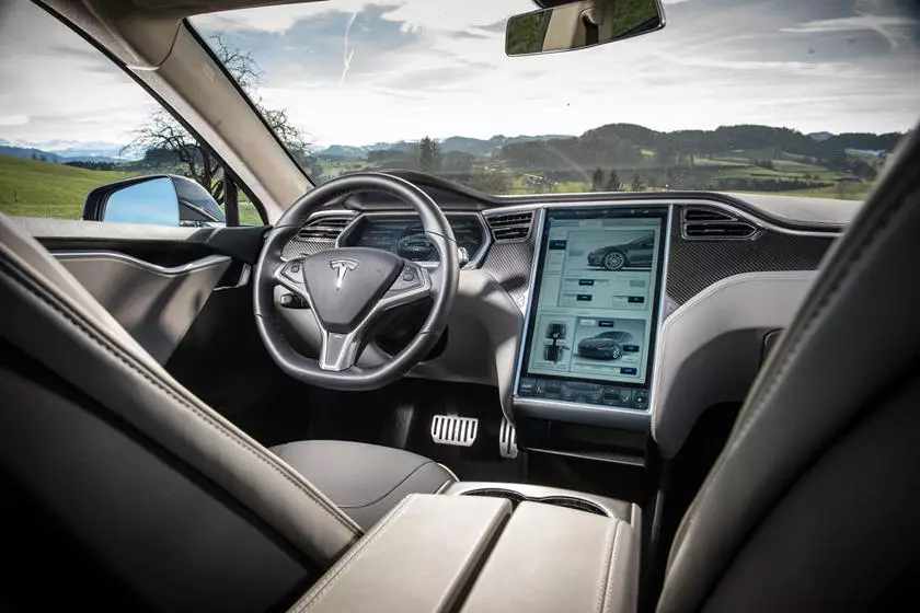 2017–2020 Tesla Model S P100D teabe- ja meelelahutussüsteem