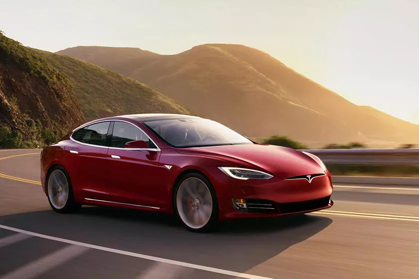 2017-2020 Tesla Model S Οδήγηση με μπροστινή όψη