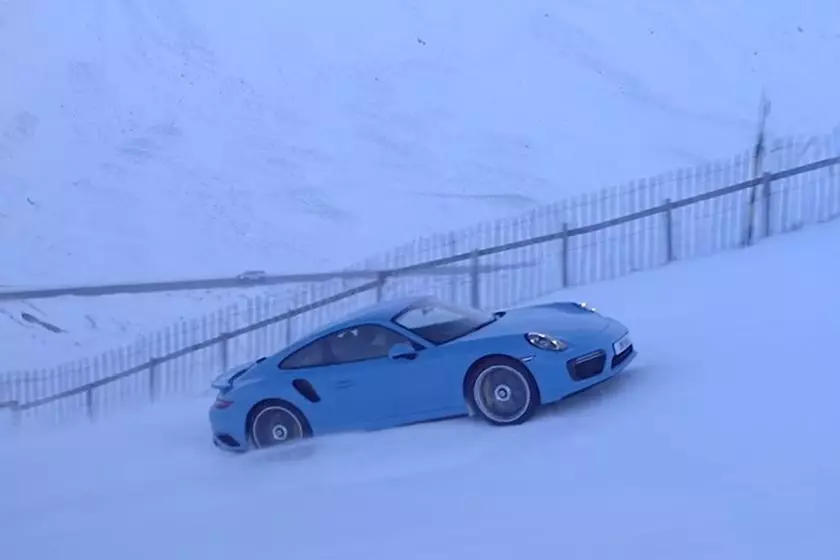 Lalajo Porsche 911 Turbo S ngabajak Jalan na Luhureun Ski Katutupan Salju 24806_1