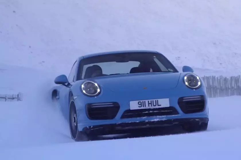 Se hur en Porsche 911 Turbo S plöjer sig uppför en snötäckt skidbacke 24806_2