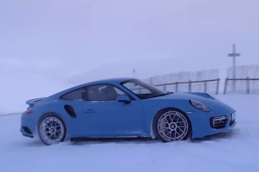 Lalajo Porsche 911 Turbo S ngabajak Jalan na Luhureun Ski Katutupan Salju 24806_3