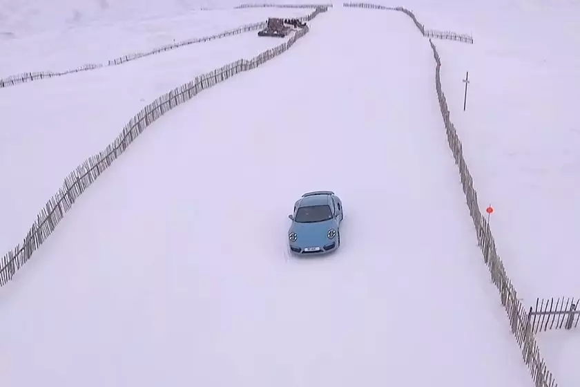 មើលរថយន្ត Porsche 911 Turbo S Plow Its Way Up A Snow-covered Ski Slope 24806_4