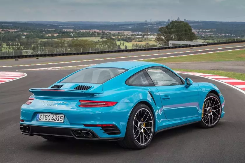 Horfðu á Porsche 911 Turbo S plægja sig upp snævi þakta skíðabrekku 24806_6