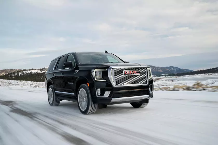 2021 GMC Yukon elölnézeti vezetés