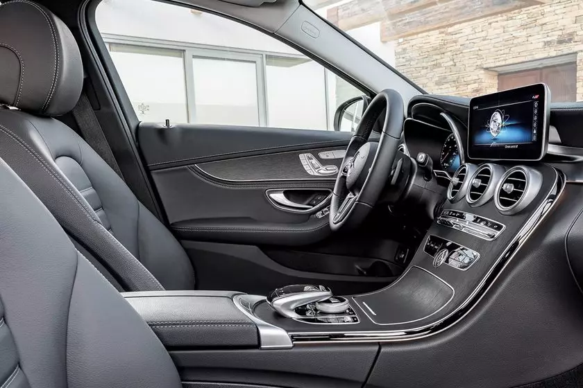 2019 Mercedes-AMG C43 වැඩි බලයක් සහ තාක්ෂණික එකතු කිරීමක් සමඟ පැමිණේ 24902_23