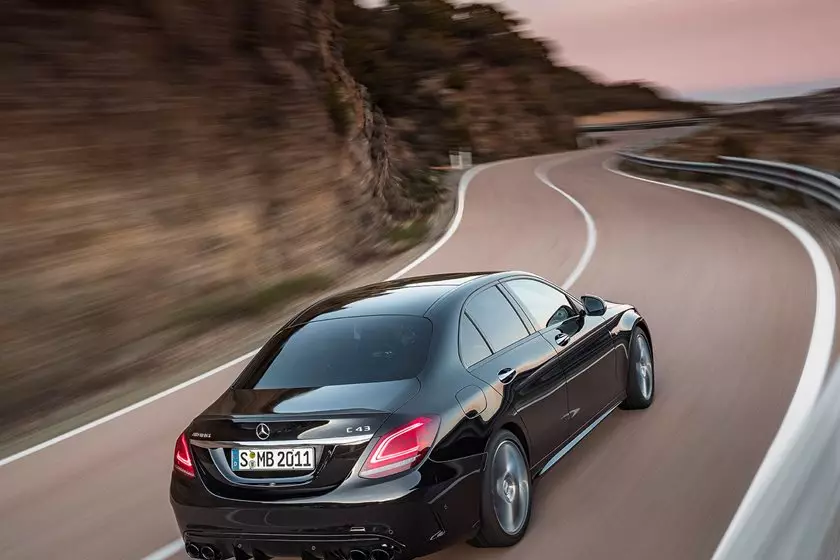 2019 Mercedes-AMG C43 වැඩි බලයක් සහ තාක්ෂණික එකතු කිරීමක් සමඟ පැමිණේ 24902_4