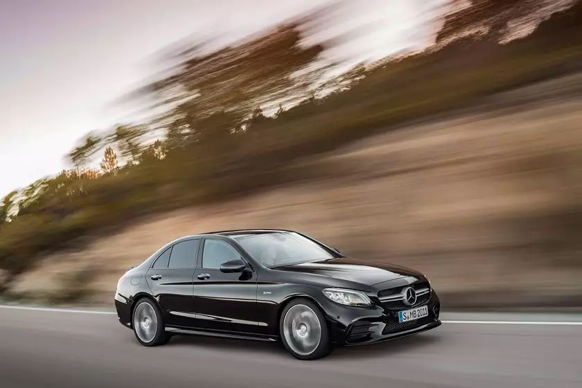 2019 Mercedes-AMG C43 වැඩි බලයක් සහ තාක්ෂණික එකතු කිරීමක් සමඟ පැමිණේ 24902_5