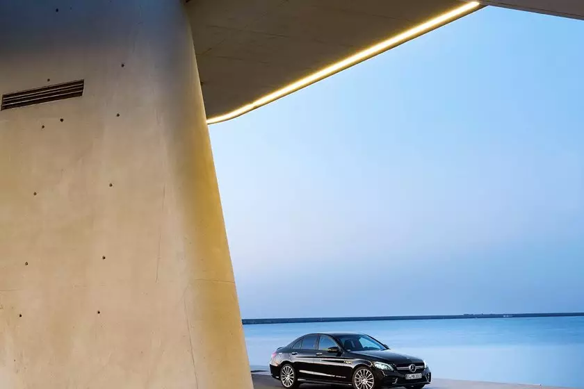 2019 Mercedes-AMG C43 වැඩි බලයක් සහ තාක්ෂණික එකතු කිරීමක් සමඟ පැමිණේ 24902_8