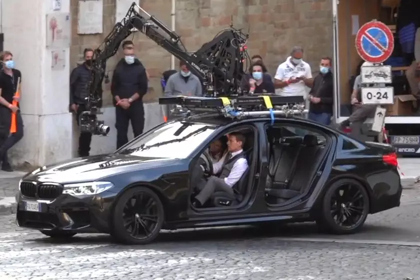Se Tom Cruise köra en BMW M5 utan dörrar i Mission Impossible 7 24907_1