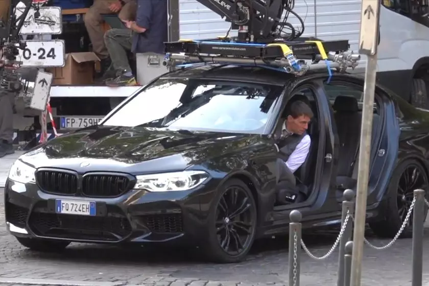 Se Tom Cruise köra en BMW M5 utan dörrar i Mission Impossible 7 24907_8