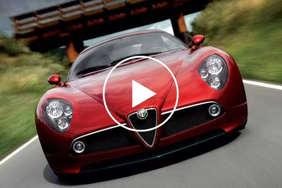 Alfa Romeo 8C Competizione کو چلانے میں ایسا ہی ہے۔