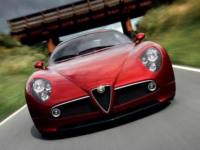 Nke a bụ ihe ọ dị ka ịnya Alfa Romeo 8C Competizione 2491_1