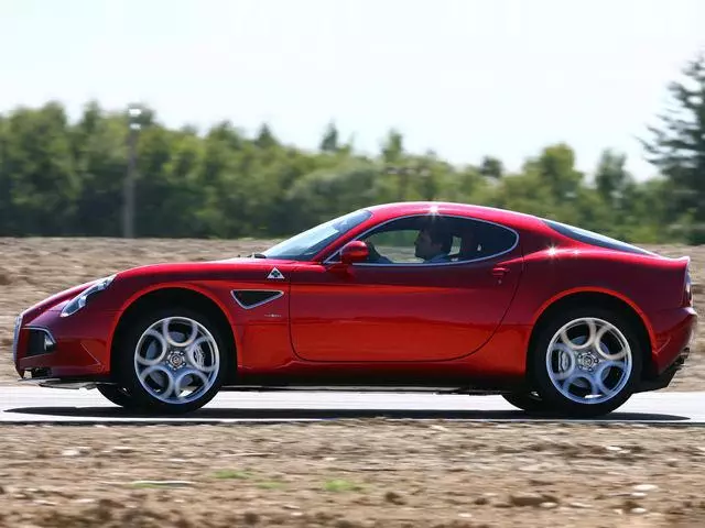 Dit is hoe dit is om die Alfa Romeo 8C Competizione te bestuur 2491_2