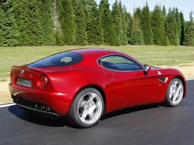 Alfa Romeo 8C Competizione ධාවනය කිරීම මෙයයි 2491_3