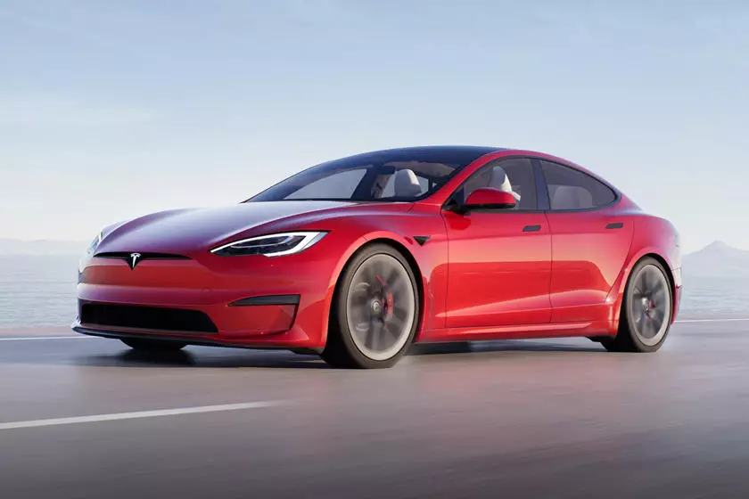 Vista frontal del Tesla Model S 2021 a cuadros