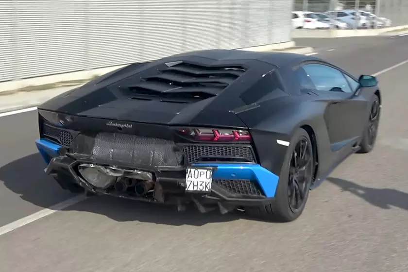 Ano ang Itinatago ng Lamborghini Gamit ang Kakaibang Aventador Prototype na Ito? 25016_1