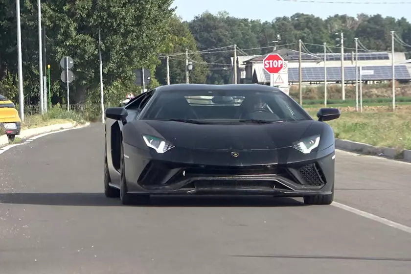 Que agocha Lamborghini con este estraño prototipo de Aventador? 25016_5