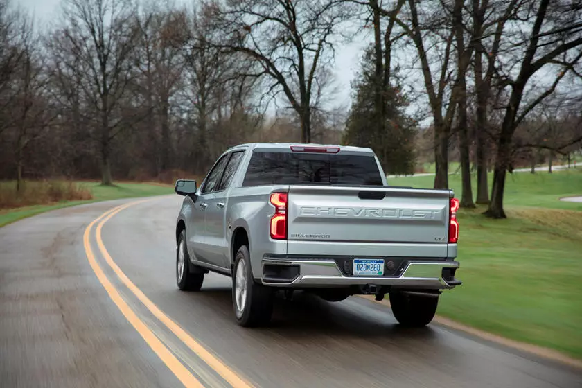 2019-2021 Chevrolet Silverado 1500 มุมมองด้านหลังการขับขี่