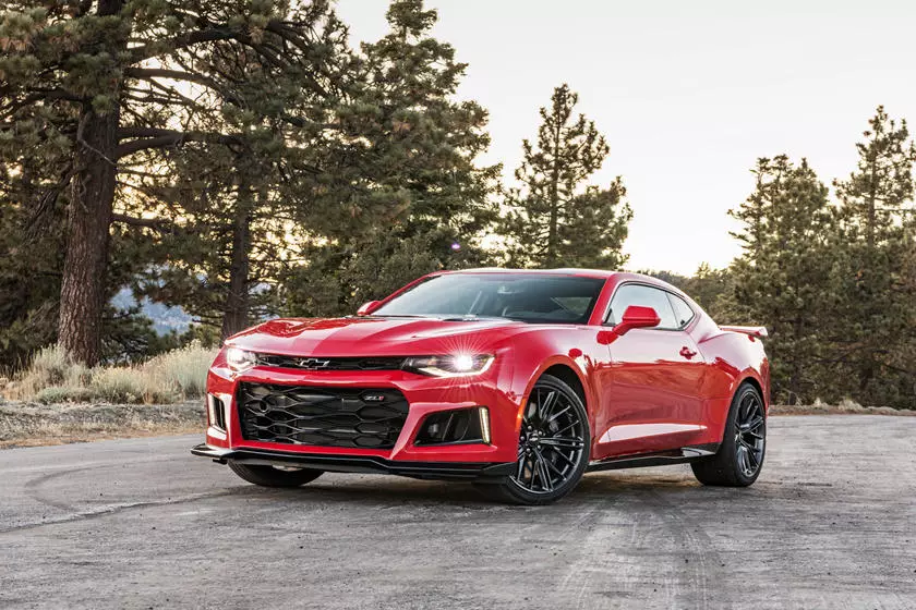 2017-2022 Chevrolet Camaro ZL1 Coupe skats priekšējā leņķī