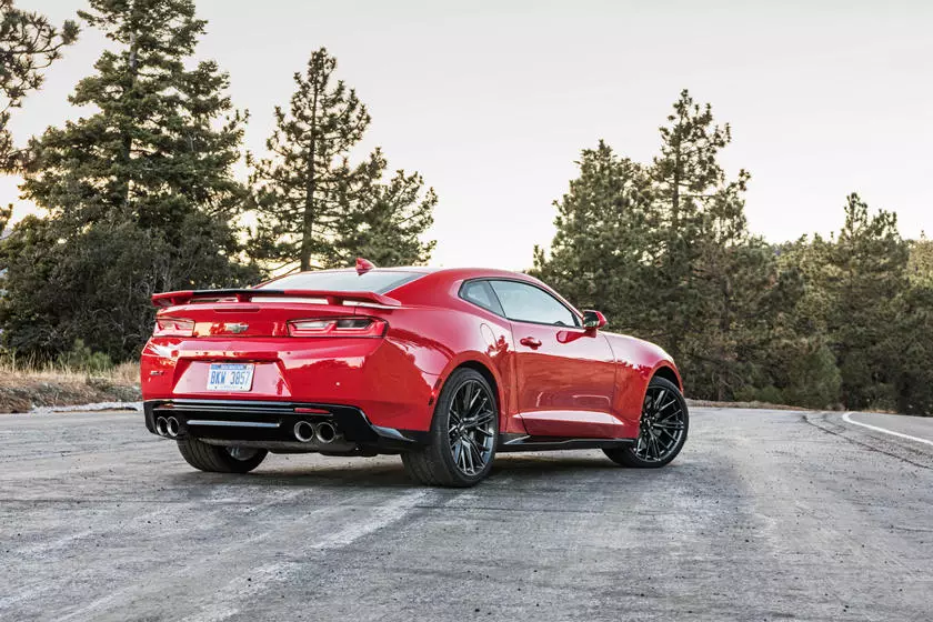 2017-2022 Chevrolet Camaro ZL1 Coupe Vista de Ângulo Traseiro