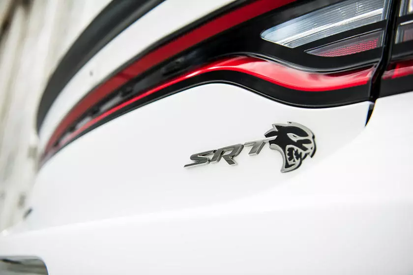 Revisión del primer manejo del Dodge Charger SRT Hellcat 2021: un motín de ojos rojos 25113_11