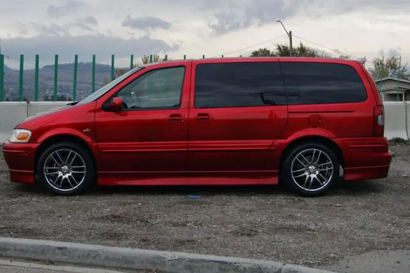 L'OSV Oldsmobile unico sembra un Chrysler Voyager con gli steroidi 25231_1