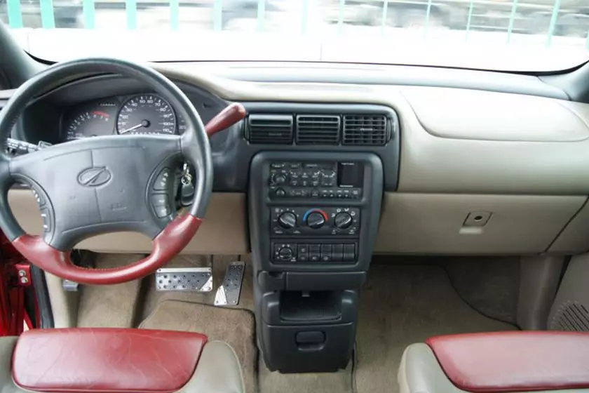 Якдафъаина Oldsmobile OSV ба Chrysler Voyager дар стероидҳо монанд аст 25231_10