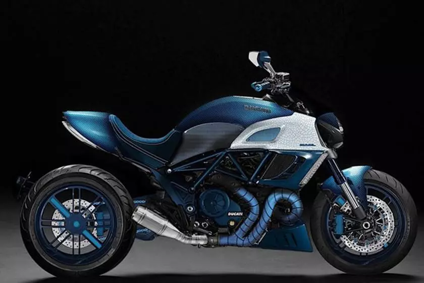 Италијанскиот производител на автомобили го претстави луд Ducati Diavel Superbike