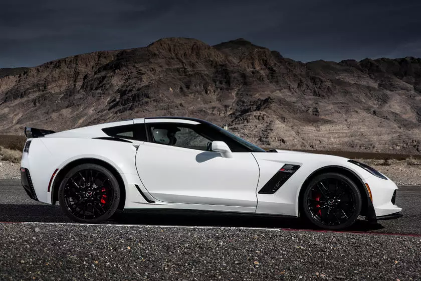 2014-2019 Chevrolet Corvette Stingray Coupe vaizdas iš šono