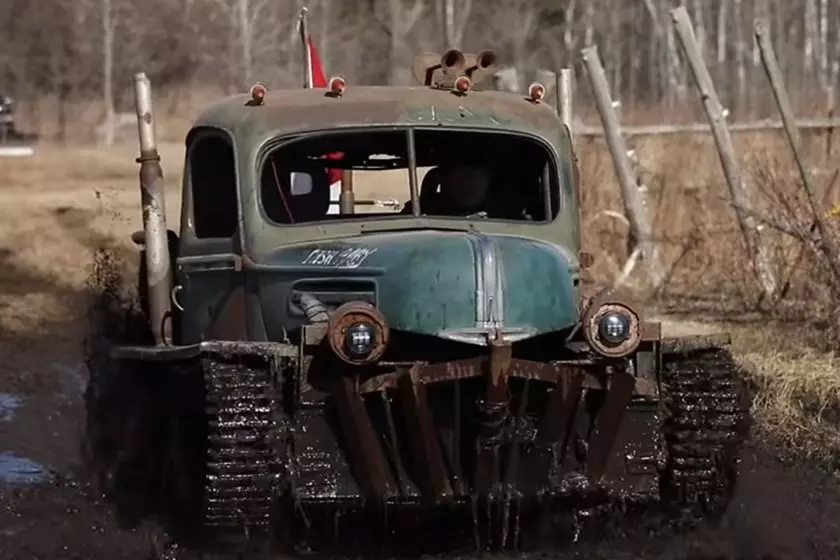 Tenhle chlap si postavil terénní hračku ze starého tanku z 2. světové války a Chevy V8 25472_1