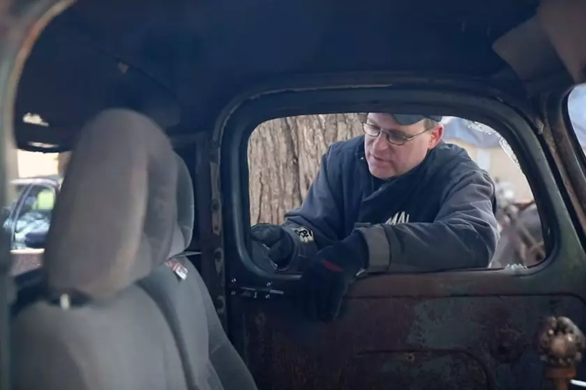 Jamaa Huyu Alijenga Toy ya Nje ya Barabara Kutoka kwa Tangi ya Zamani ya WW2 na Chevy V8 25472_5