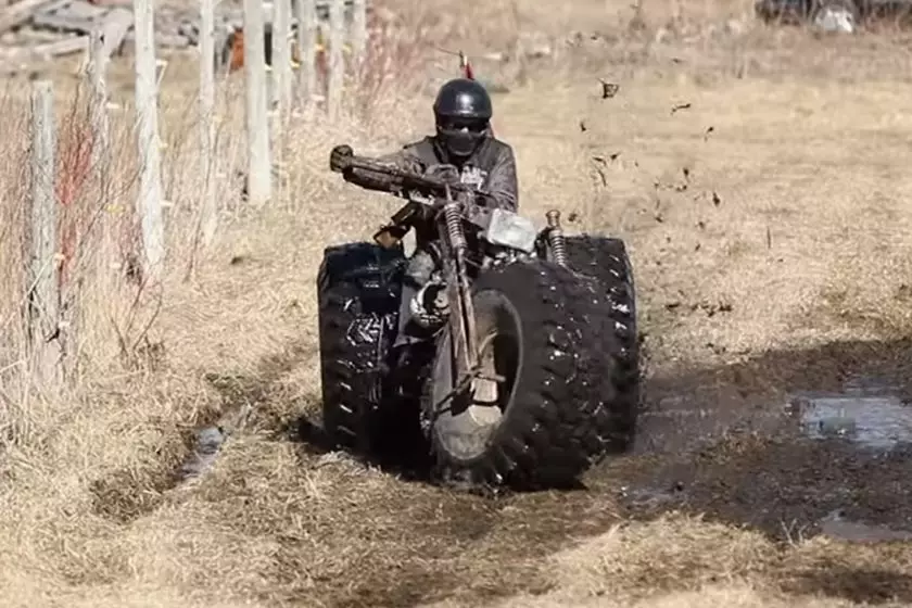 Jamaa Huyu Alijenga Toy ya Nje ya Barabara Kutoka kwa Tangi ya Zamani ya WW2 na Chevy V8 25472_7