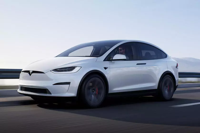 2021 Tesla Model X Plaid Driving Front Vinkel