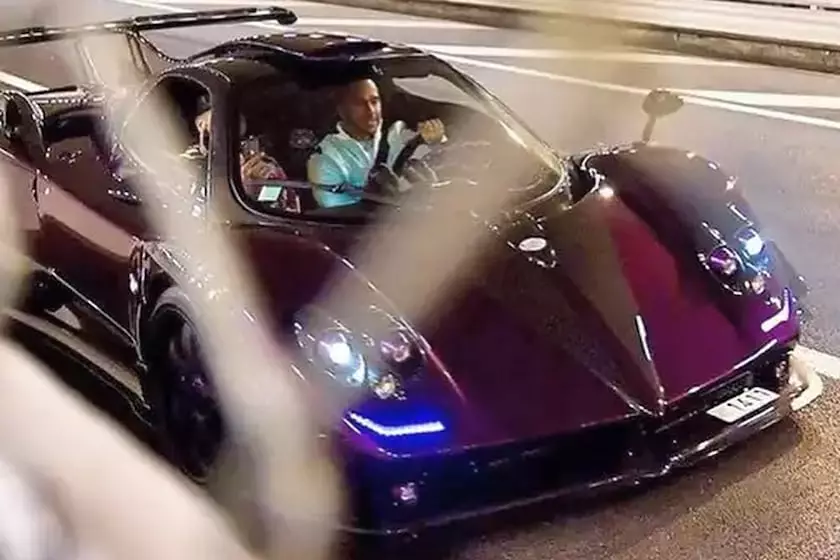 Люис Хамилтън продаде своята лилава Pagani Zonda 25652_2