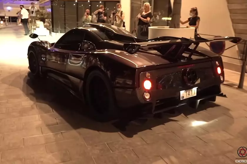 Люис Хамилтън продаде своята лилава Pagani Zonda 25652_7