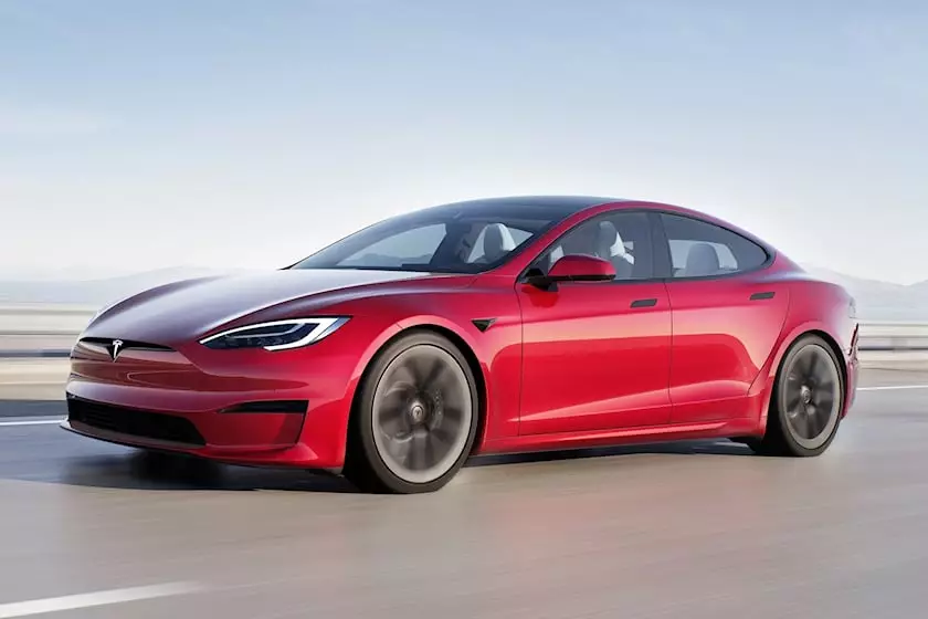 „Tesla“ vairuotojai dabar gali žaisti vaizdo žaidimus vairuodami 25732_1