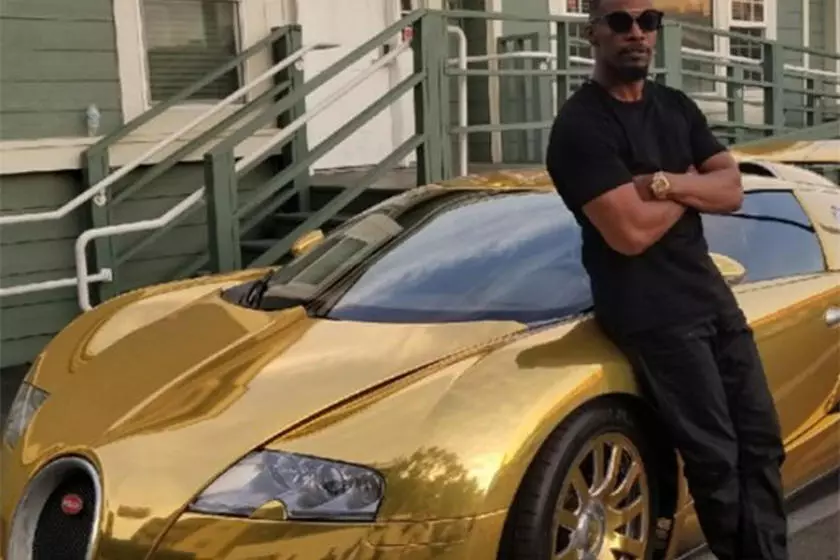 Ο Jamie Foxx επιδεικνύει τη χρυσή του Bugatti Veyron