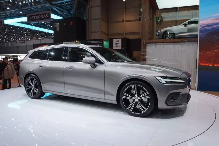 L'intérieur de la Volvo V60 2019 à Genève a un nom super groovy 25791_1