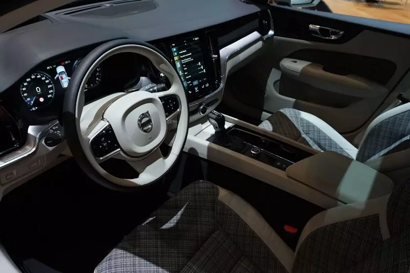 2019 Volvo V60's Interior Sa Geneva Adunay Usa ka Super Groovy Ngalan 25791_10