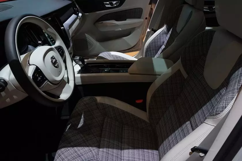 Brendësia e Volvo V60 2019 në Gjenevë ka një emër Super Groovy 25791_2