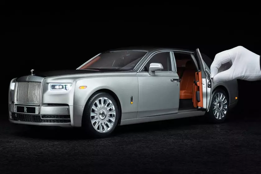 Rolls-Royce-ийн баярын бэлэг үнэхээр тааламжтай байдаг 25988_3