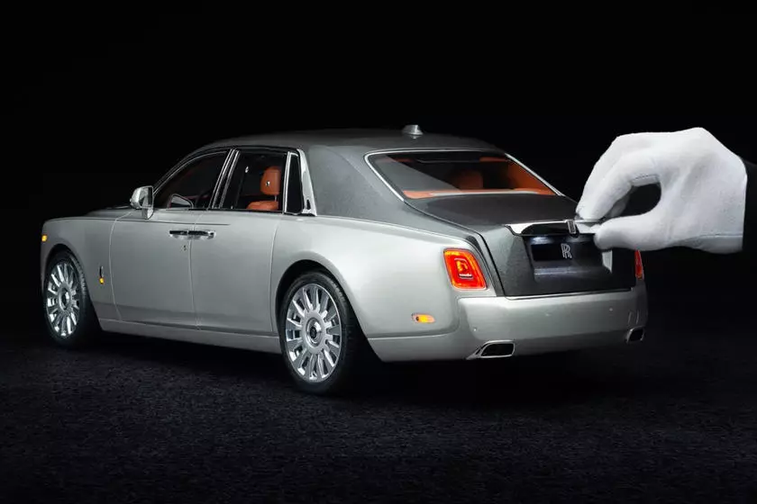 Rolls-Royce-ийн баярын бэлэг үнэхээр тааламжтай байдаг 25988_4