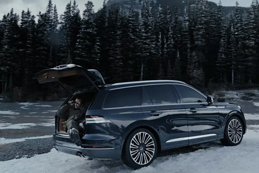 Regardez Matthew McConaughey pêcher sur la glace dans Lincoln Aviator 25989_1