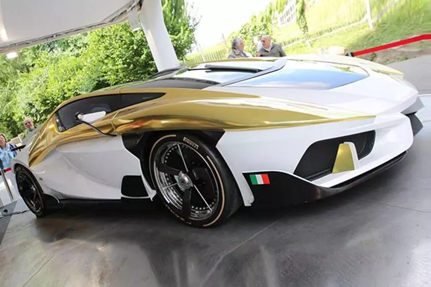 Dëse bizarre italienesche Supercar huet en agebaute Fëschtank