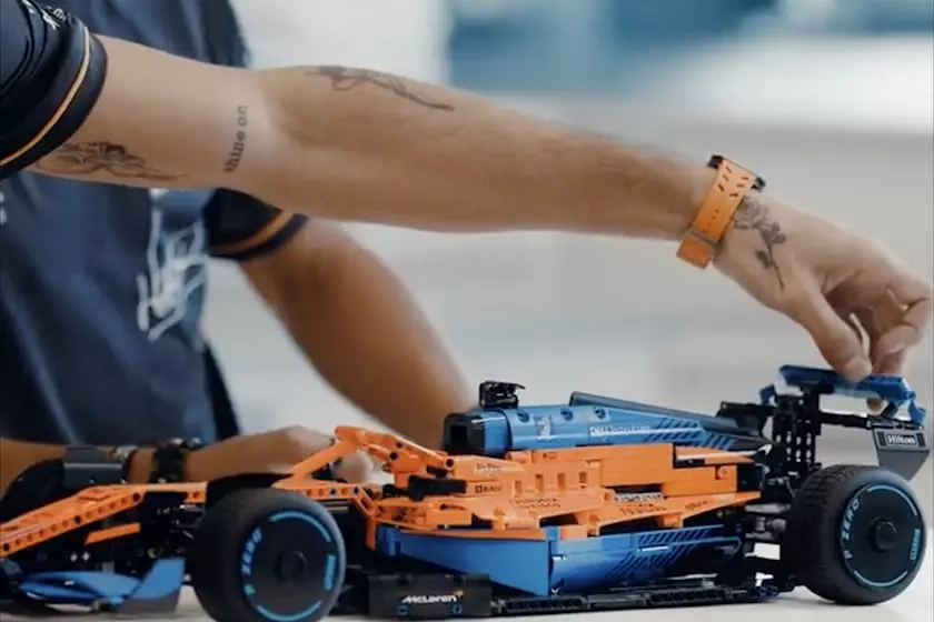 Lego Technic McLaren F1 کار میں کام کرنے والا V6 انجن ہے۔ 26326_11