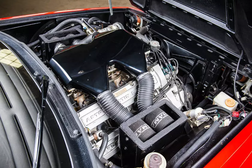 לאב טיפוס נדיר של Aston Martin V8 Vantage יש מחיר מנקר עיניים 26361_8