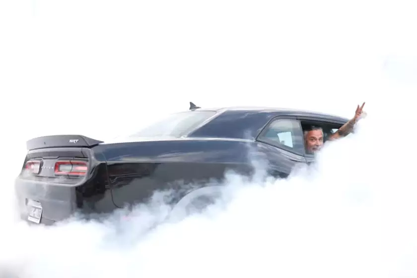 Richard Rawlings ensenya als Millennials a fer donuts en un Dodge Challenger 26439_3