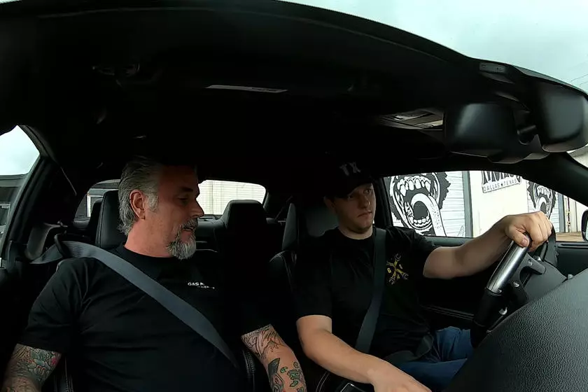 Richard Rawlings ensenya als Millennials a fer donuts en un Dodge Challenger 26439_4