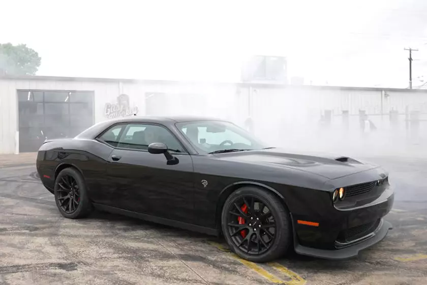 Richard Rawlings o Ruta Lilemo Tse Sekete Mokhoa oa ho Etsa Donuts A Dodge Challenger 26439_6