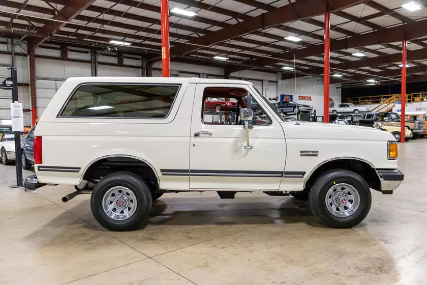 بالکل نیا 1991 Ford Bronco $90,000 میں فروخت ہوتا ہے۔ 26446_2